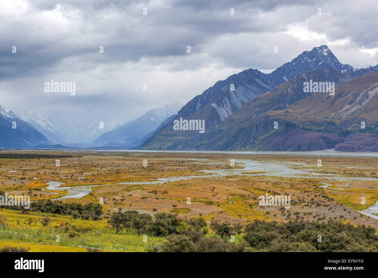 Beautiful Tasman River at Aoraki Mount Cook National Park, Canterbury ...
