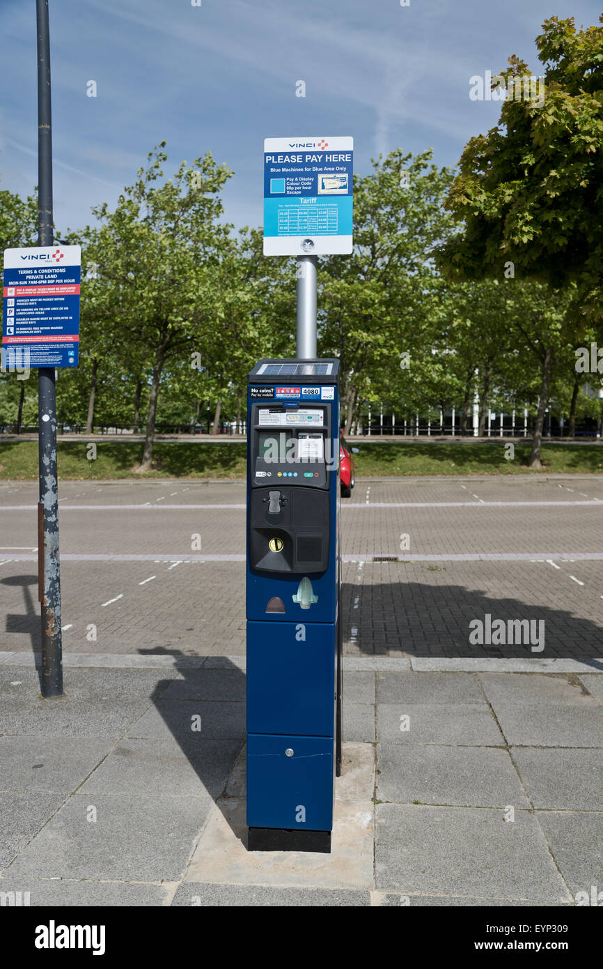 pay and display parking meter Stock Photo - Alamy