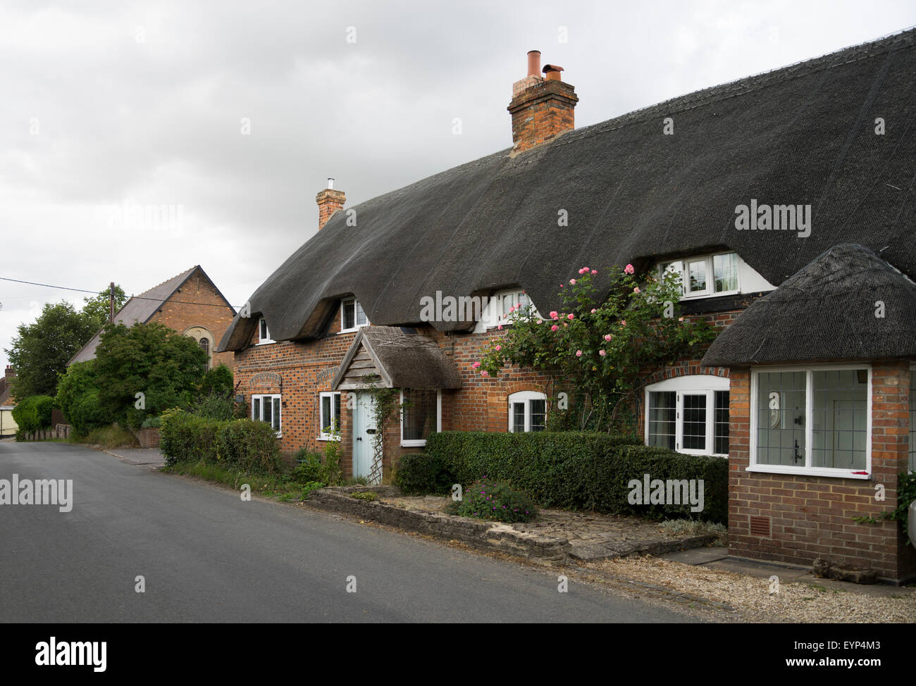 Great Bedwyn Thatched Cottages, Wiltshire - 2 Stock Photo - Alamy