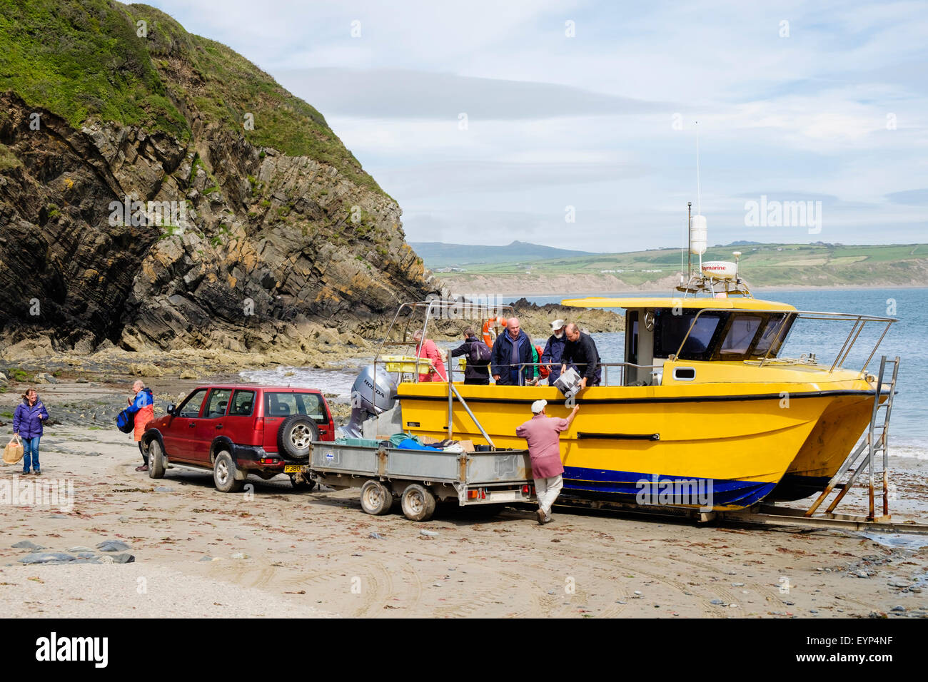Tourists returning from Bardsey Island or Ynys Enlli boat trip. Porth ...