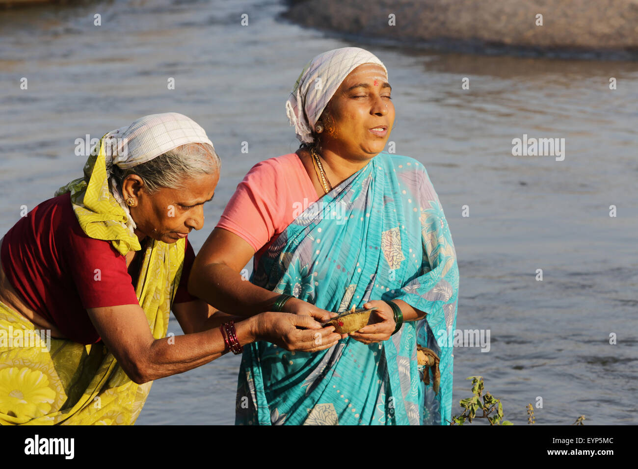India woman sari river hi-res stock photography and images - Alamy