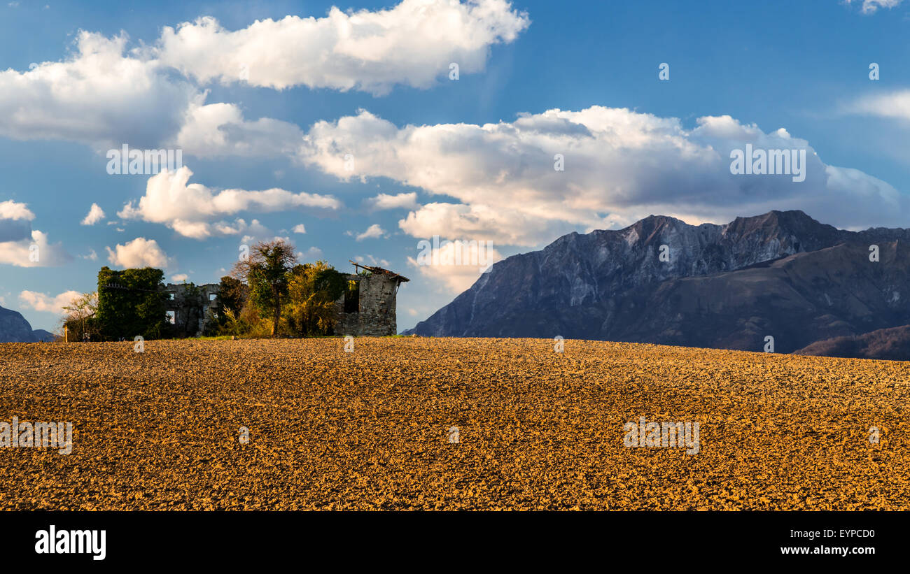 an abandoned and ruined farm in the fields of Italy Stock Photo - Alamy