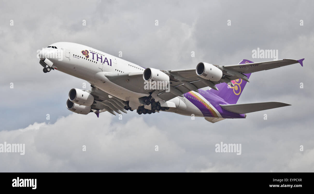 Thai airways airbus a380 landing hi-res stock photography and images ...