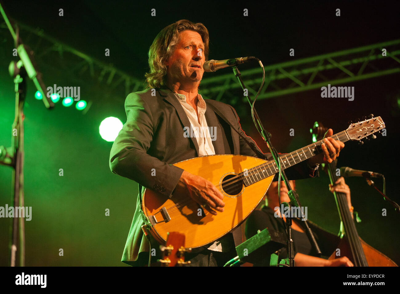 Sidmouth, Devon, 2nd Aug 2015. Steve Knightley of "Show of Hands" on ...