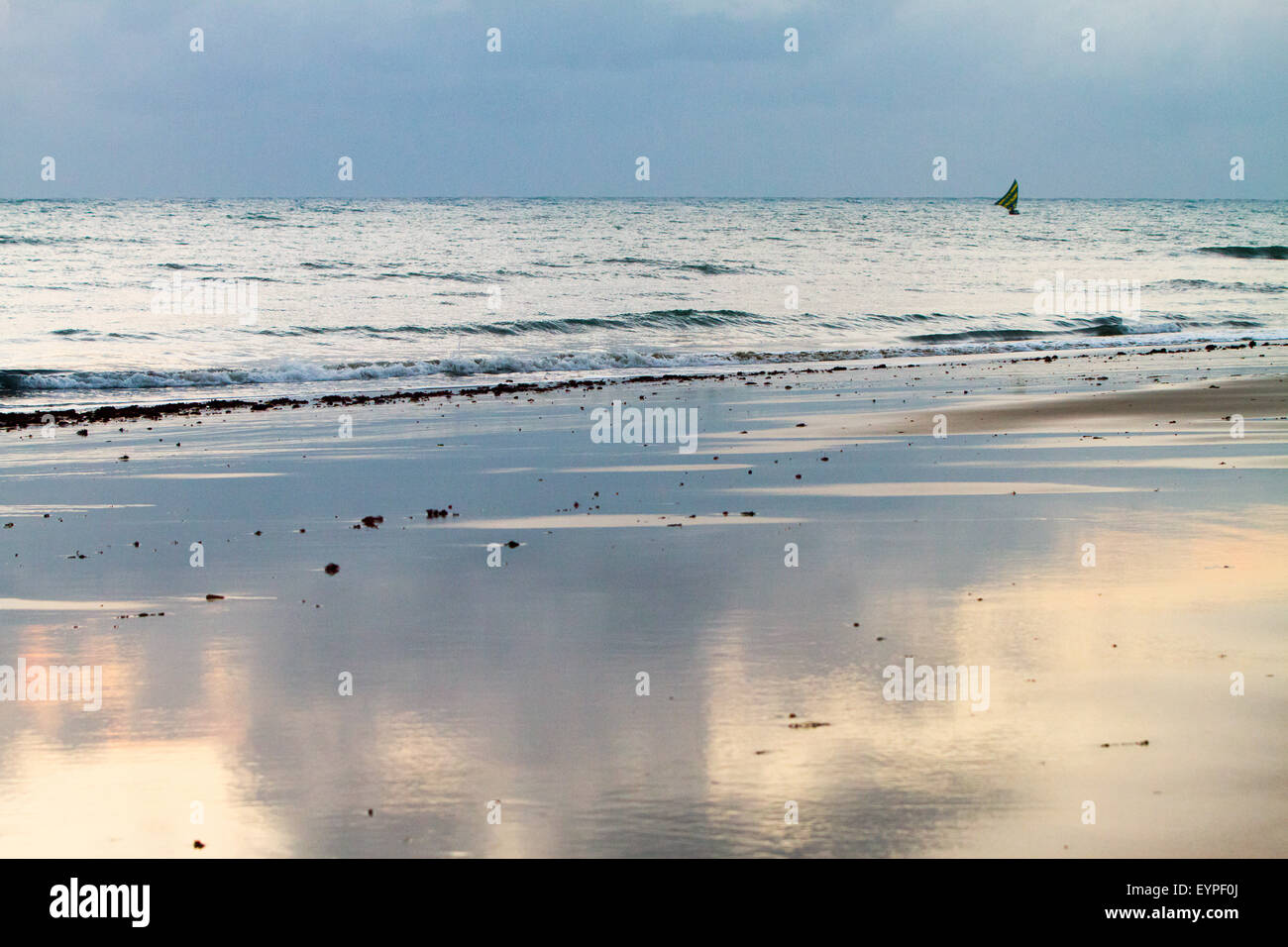 Light reflection on the ocean at sunrise Stock Photo - Alamy