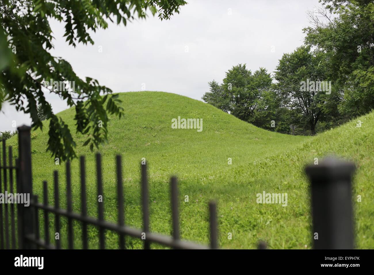 Native american burial mound hi-res stock photography and images - Alamy