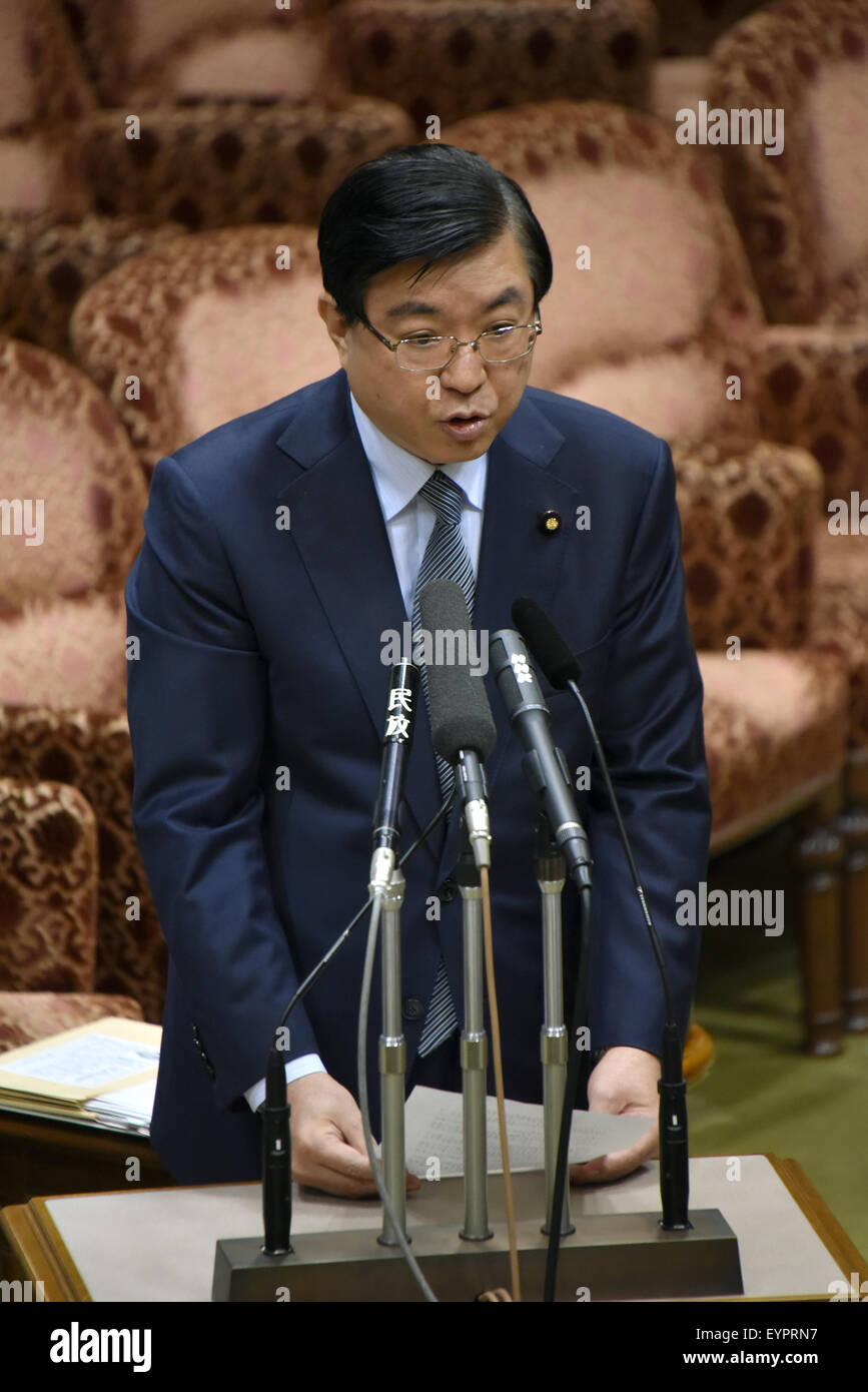 Tokyo, Japan. 3rd Aug, 2015. Yosuke Isozaki is grilled by Tetsuro ...