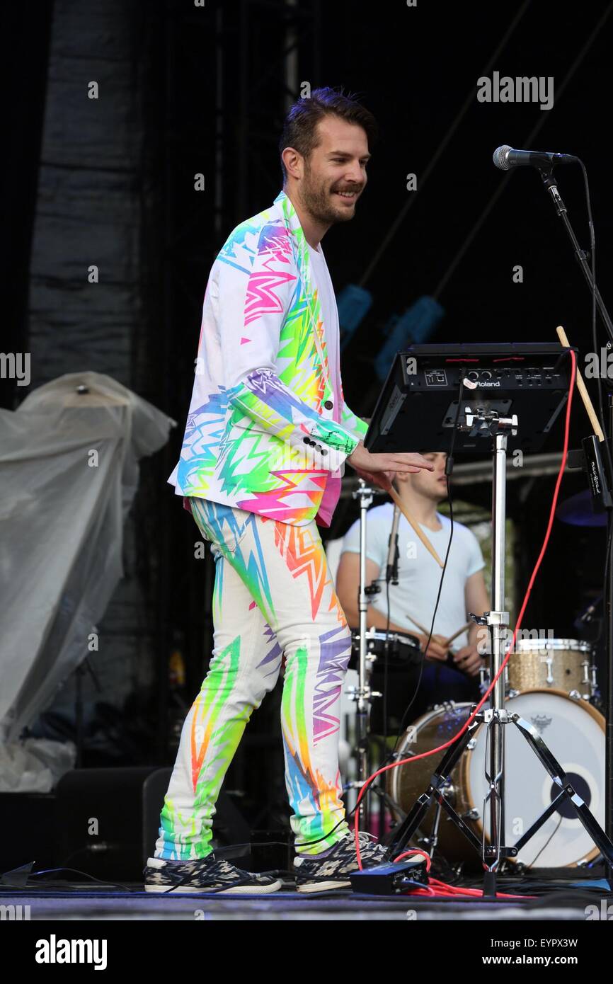 Bright Light Bright Light perform live in concert at the Kent ...