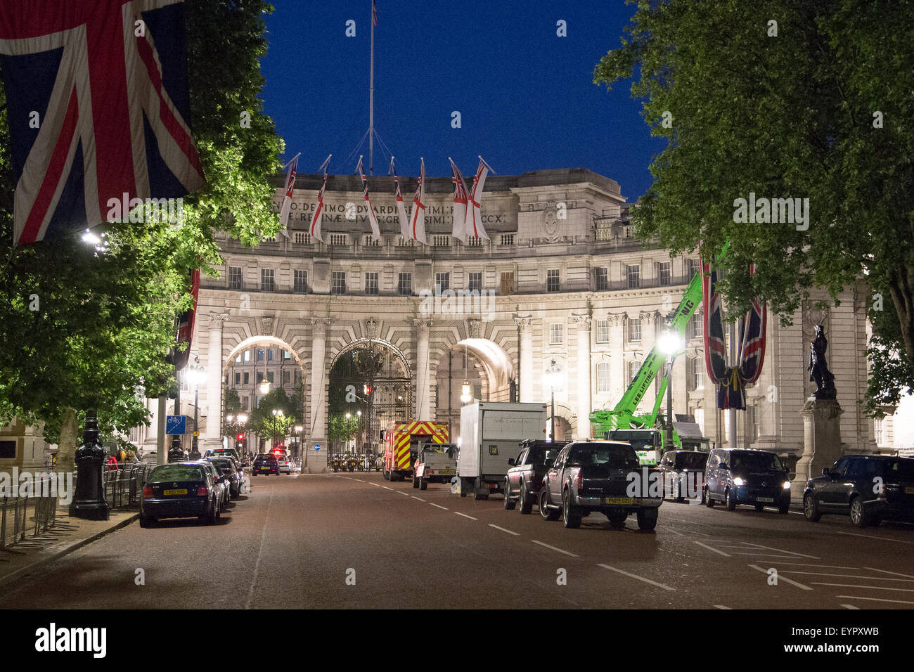 Londons Trafalgar Square shut down for the filming of Bond. Featuring ...