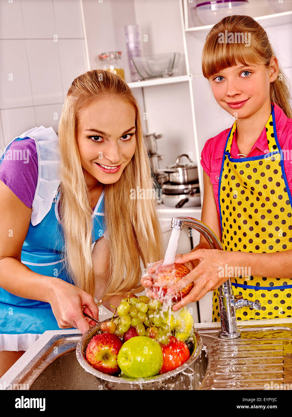 Family washing vegetable hi-res stock photography and images - Alamy