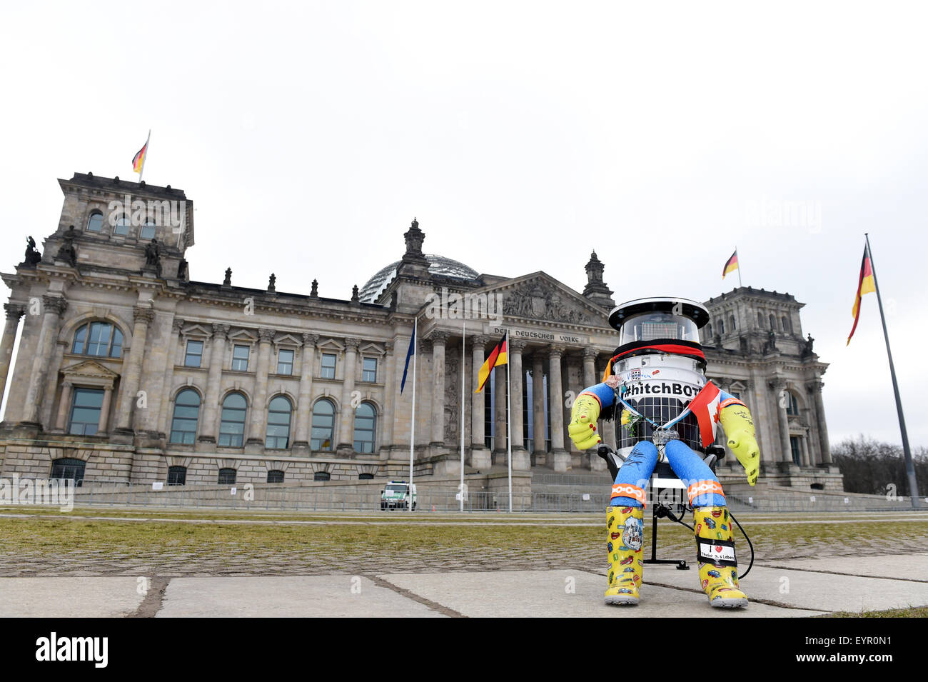 The robot 'hitchBOT' stands in front of the Reichstag in Berlin ...
