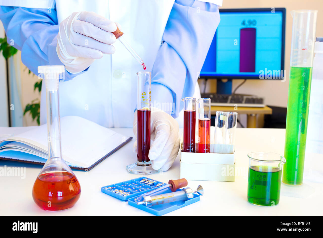 Scientist computer statistics lab hi-res stock photography and images ...