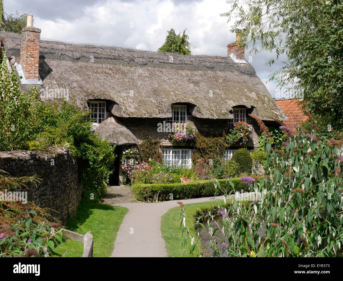 English thatched cottage hi-res stock photography and images - Alamy