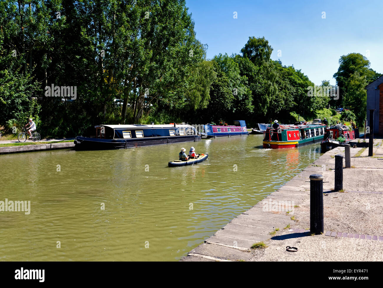 Narrow boats on the Kennet & Avon Canal at Devizes Wharf, Wiltshire ...