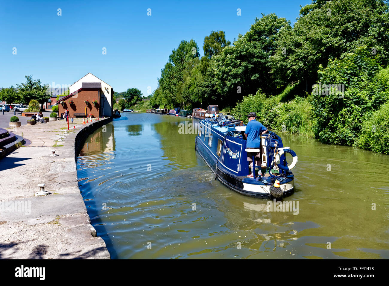 A narrow boat on the Kennet & Avon Canal at Devizes Wharf, Wiltshire ...