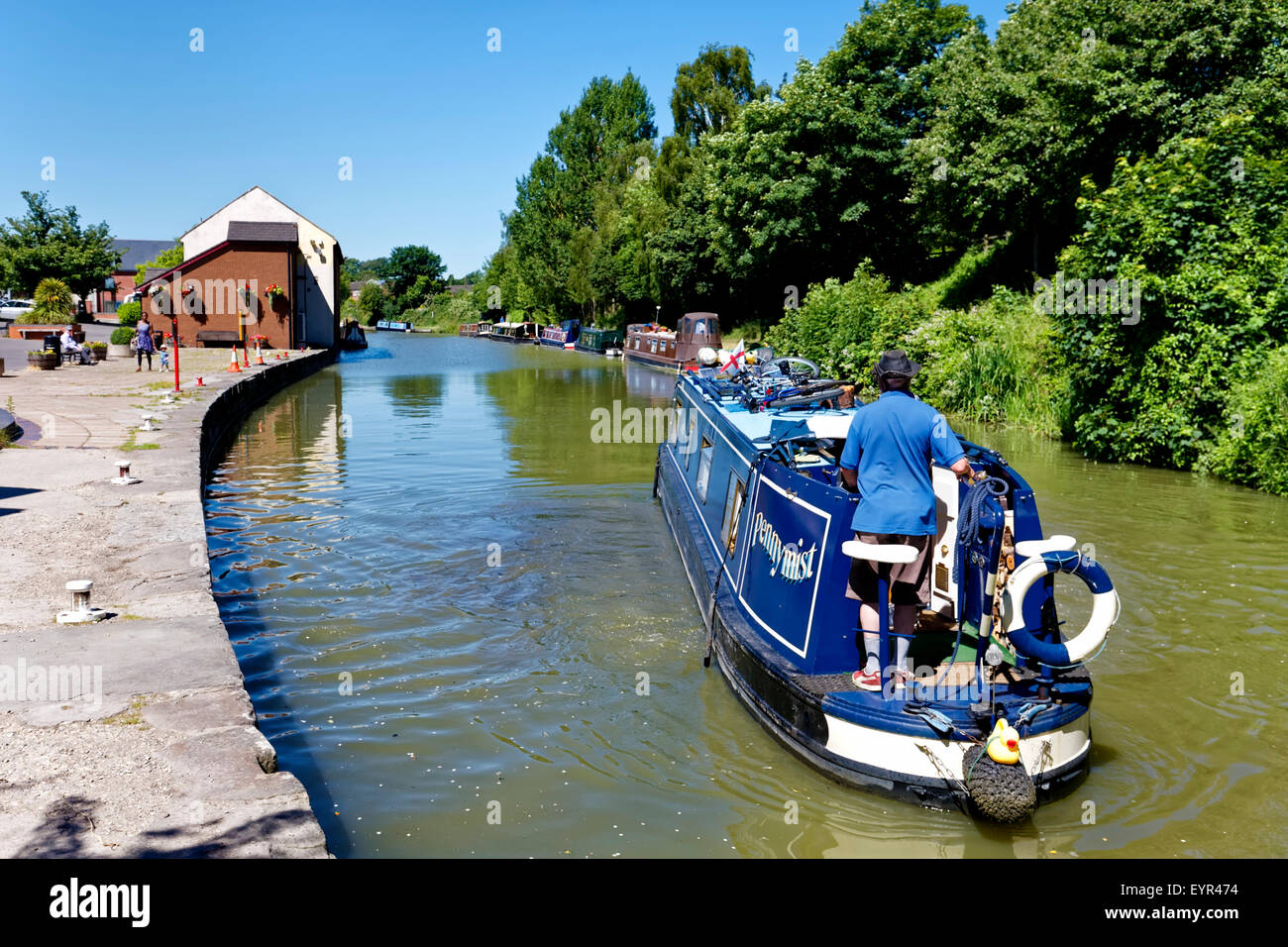 A narrow boat on the Kennet & Avon Canal at Devizes Wharf, Wiltshire ...
