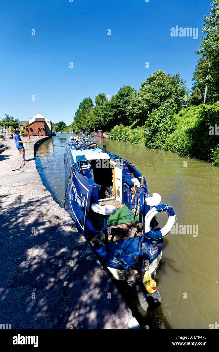 A narrow boat on the Kennet & Avon Canal at Devizes Wharf, Wiltshire ...