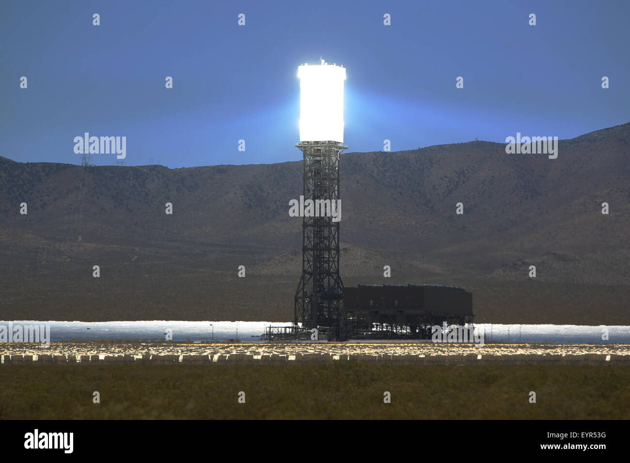A solar farm that uses 1000's of large mirrors to super heat water to ...