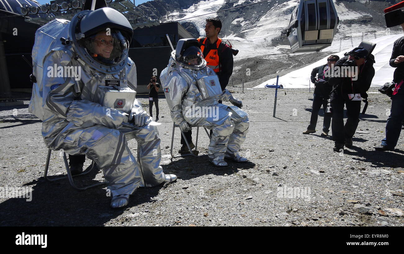 Kaunertal Glacier, Austria. 3rd August, 2015. Two analogue astronauts ...