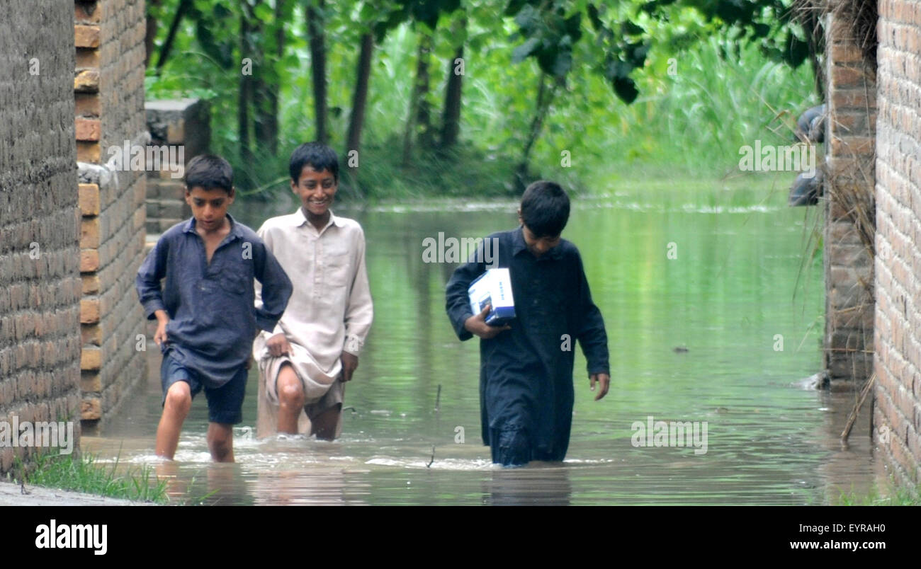 Peshawar, Pakistan. 3rd Aug, 2015. Pakistani boys wade through ...