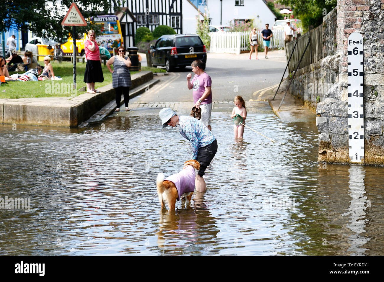 Kids playing in river hi-res stock photography and images - Alamy