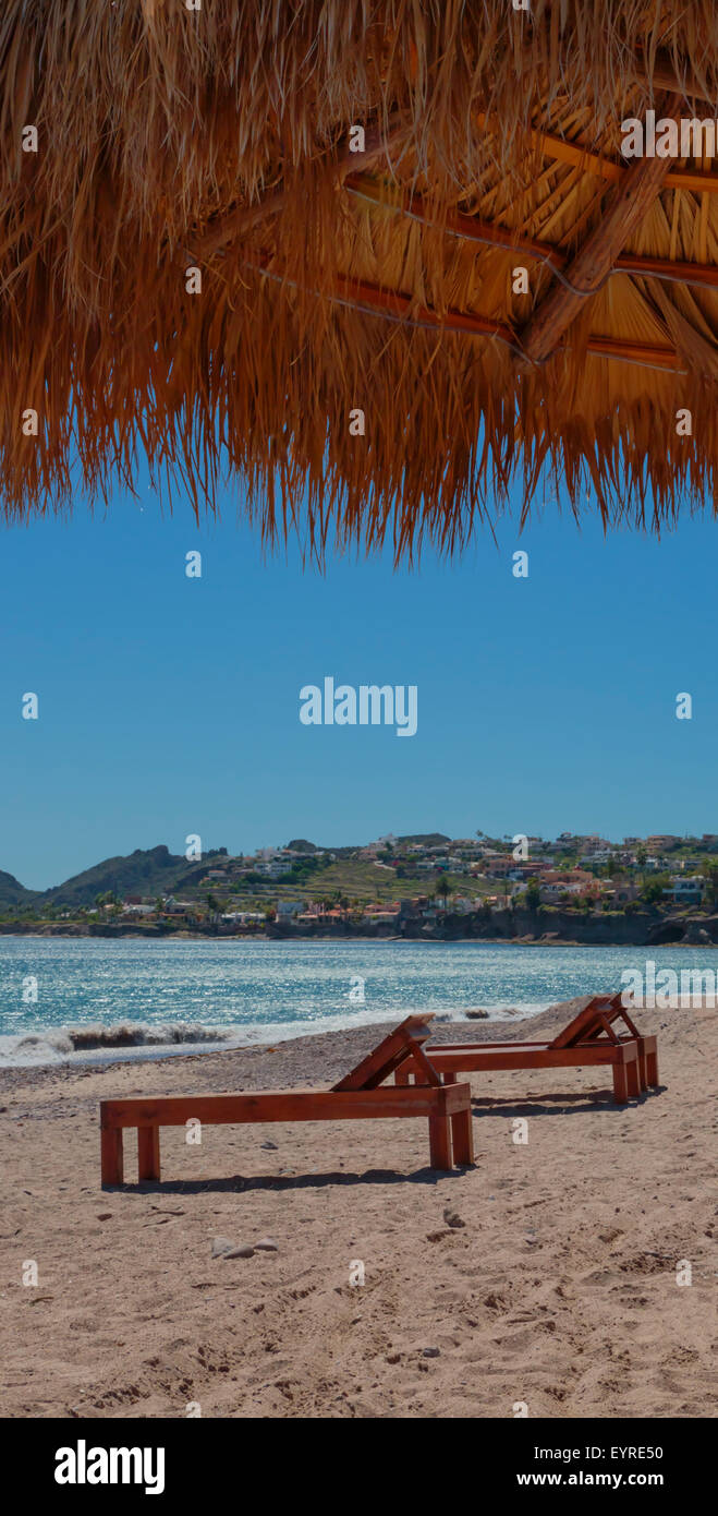 Tropical straw roof hut hi-res stock photography and images - Alamy