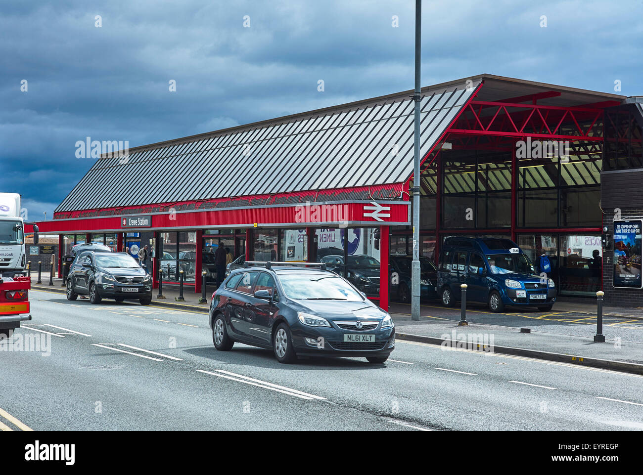 Crewe train station hi-res stock photography and images - Alamy