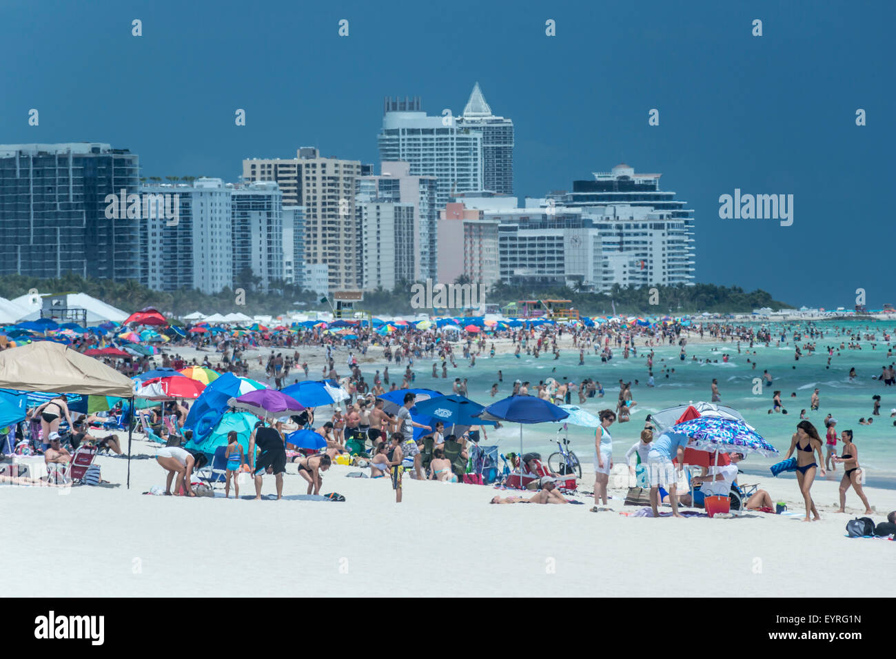 MIAMI BEACH, USA APRIL 1, 2017 People Enjoy Perfect Weather, 48% OFF