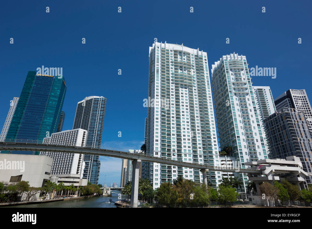 METROMOVER MONORAIL MIAMI RIVER DOWNTOWN MIAMI SKYLINE FLORIDA USA ...