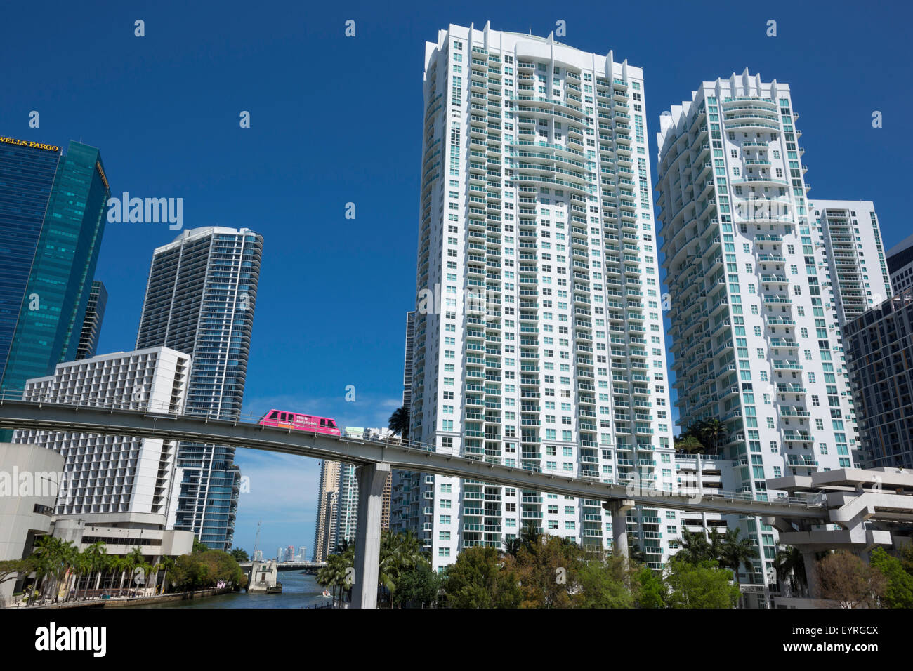METROMOVER MONORAIL MIAMI RIVER DOWNTOWN MIAMI SKYLINE FLORIDA USA ...
