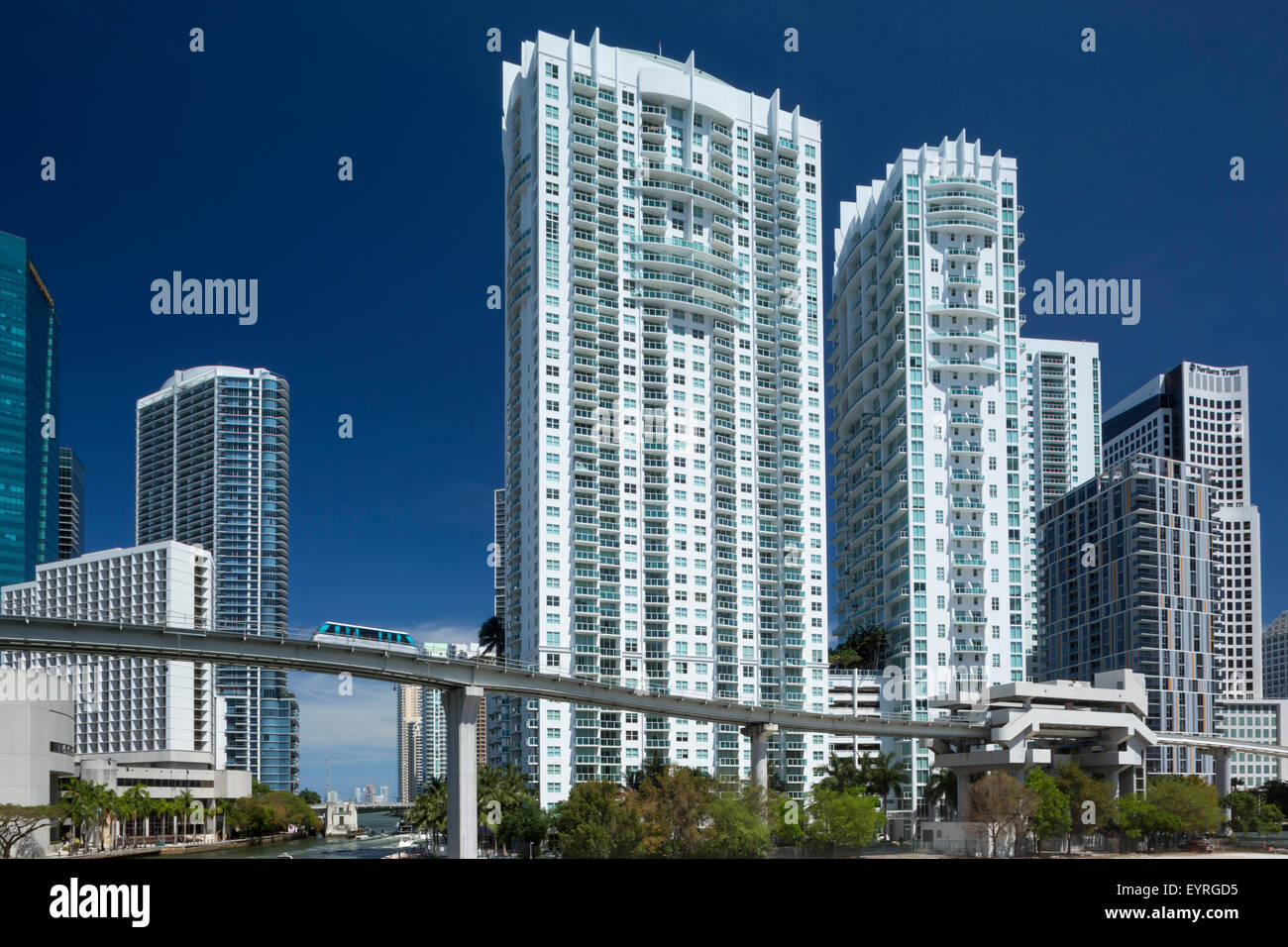 METROMOVER MONORAIL MIAMI RIVER DOWNTOWN MIAMI SKYLINE FLORIDA USA ...