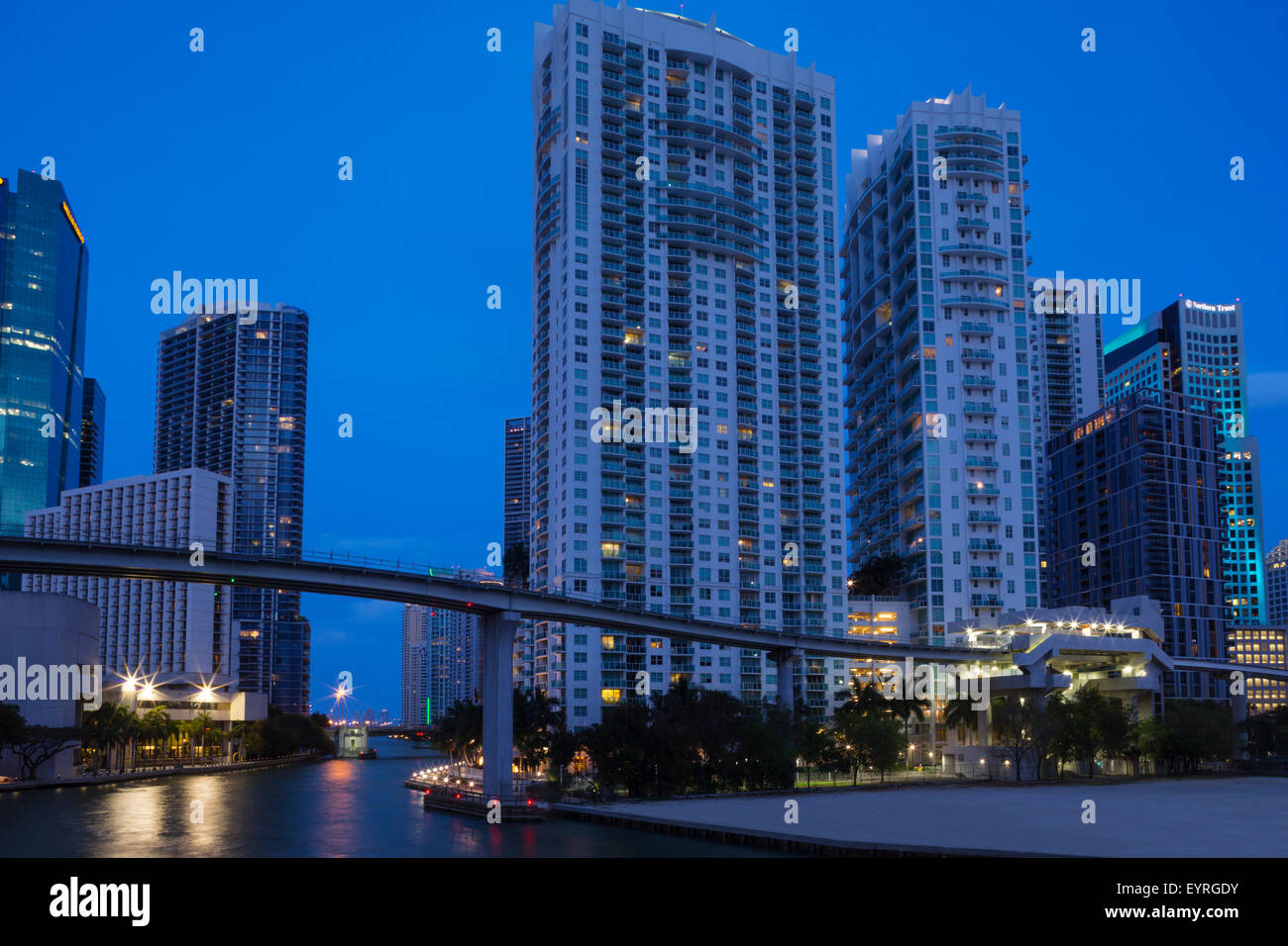 METROMOVER MONORAIL MIAMI RIVER DOWNTOWN MIAMI SKYLINE FLORIDA USA ...