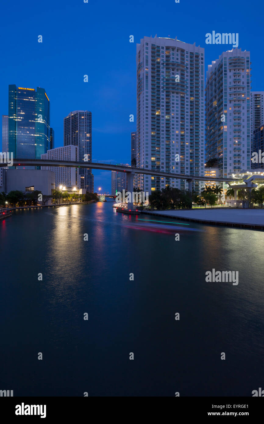 METROMOVER MONORAIL MIAMI RIVER DOWNTOWN MIAMI SKYLINE FLORIDA USA ...