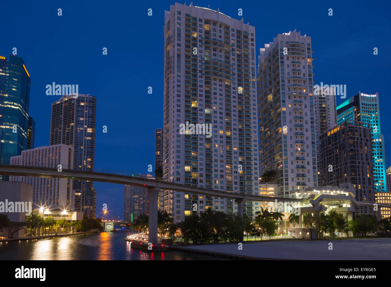 METROMOVER MONORAIL MIAMI RIVER DOWNTOWN MIAMI SKYLINE FLORIDA USA ...