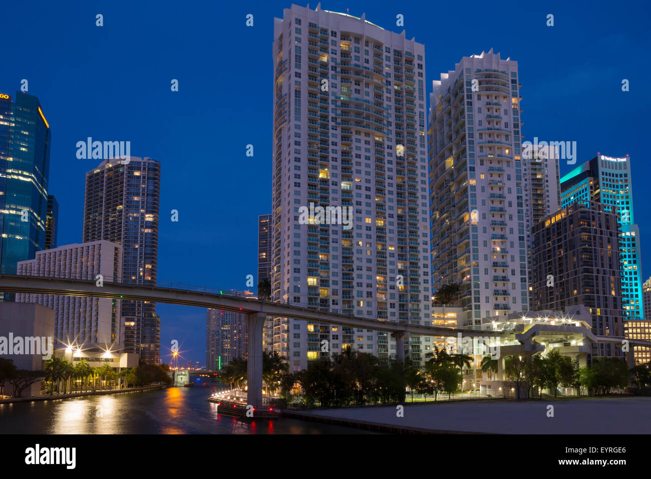 METROMOVER MONORAIL MIAMI RIVER DOWNTOWN MIAMI SKYLINE FLORIDA USA ...