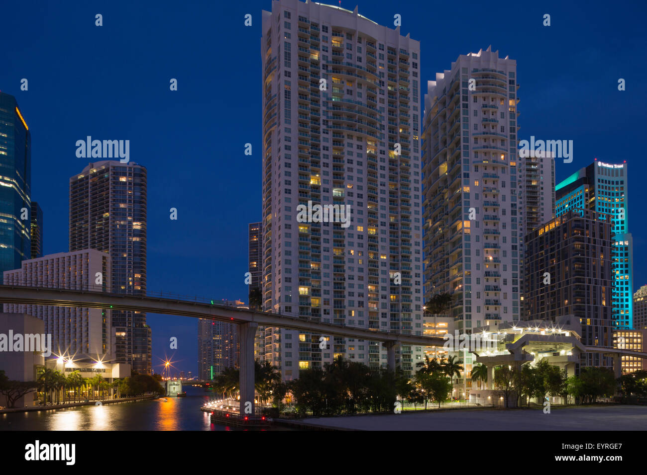 METROMOVER MONORAIL MIAMI RIVER DOWNTOWN MIAMI SKYLINE FLORIDA USA ...