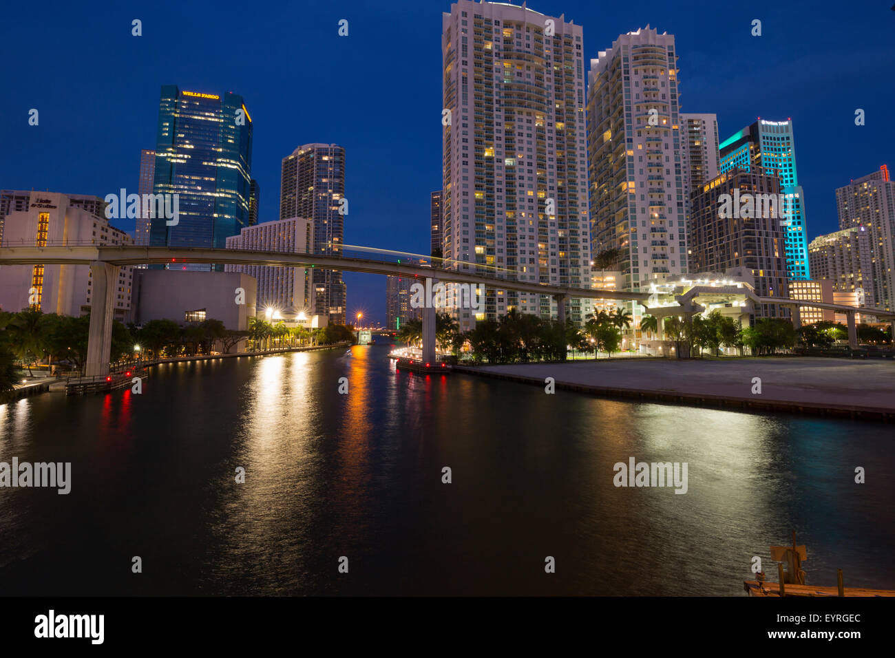 METROMOVER MONORAIL MIAMI RIVER DOWNTOWN MIAMI SKYLINE FLORIDA USA ...