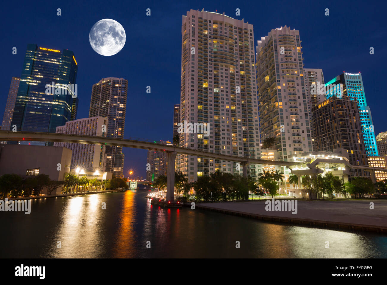 METROMOVER MONORAIL MIAMI RIVER DOWNTOWN MIAMI SKYLINE FLORIDA USA ...
