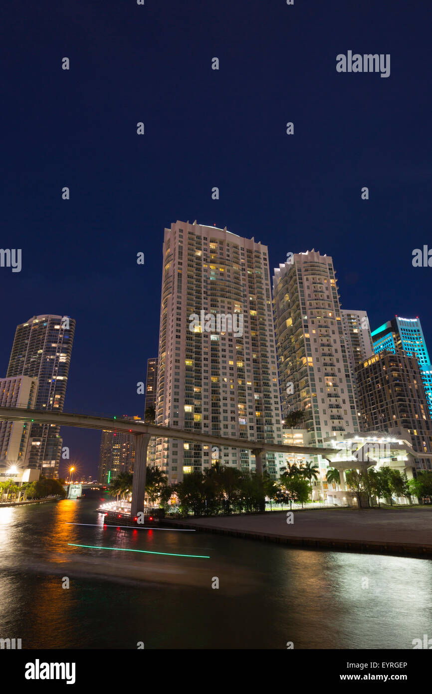 METROMOVER MONORAIL MIAMI RIVER DOWNTOWN MIAMI SKYLINE FLORIDA USA ...