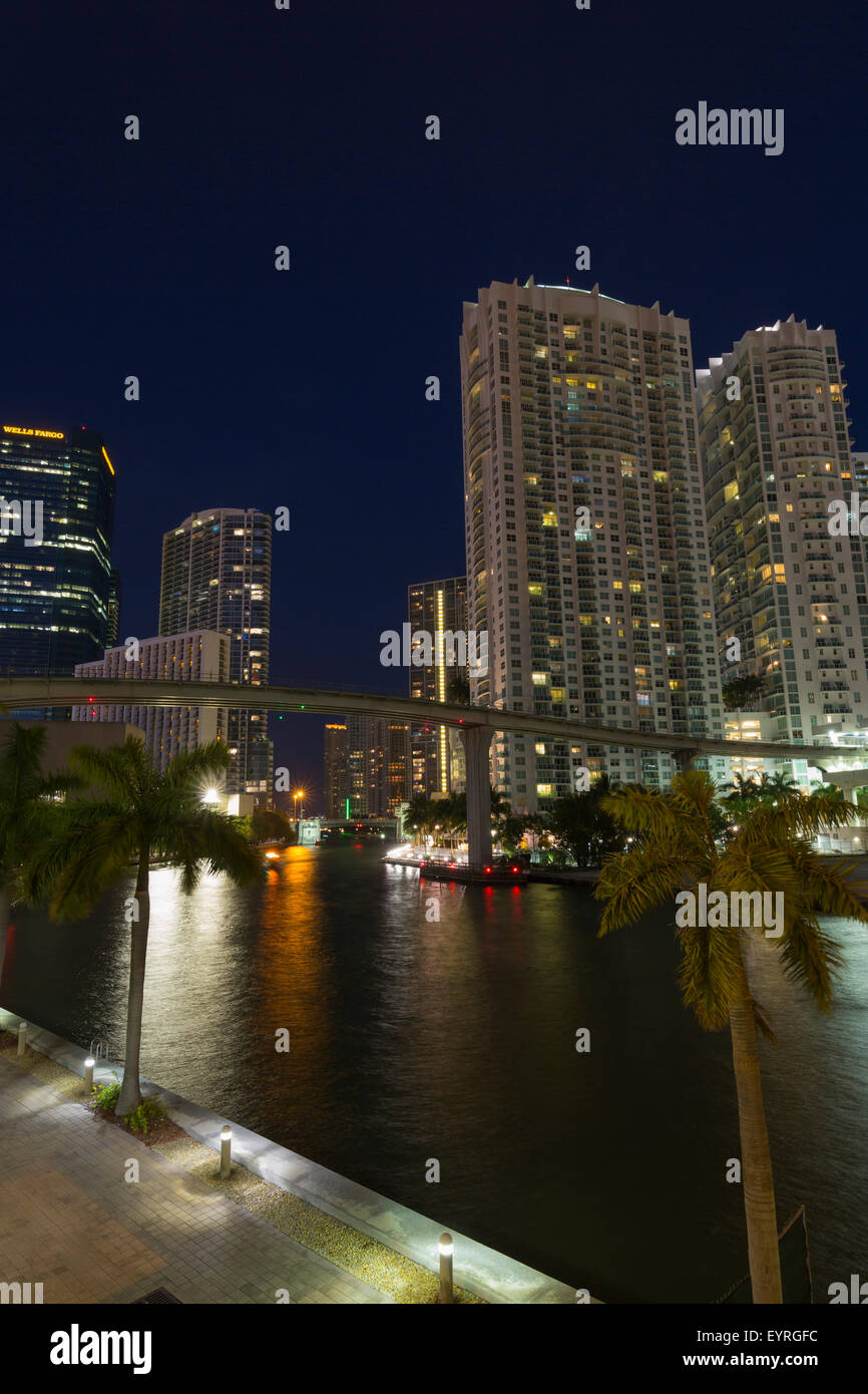 METROMOVER MONORAIL MIAMI RIVER DOWNTOWN MIAMI SKYLINE FLORIDA USA ...