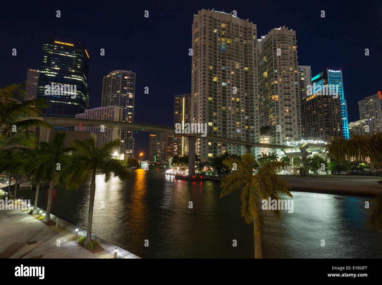 METROMOVER MONORAIL MIAMI RIVER DOWNTOWN MIAMI SKYLINE FLORIDA USA ...