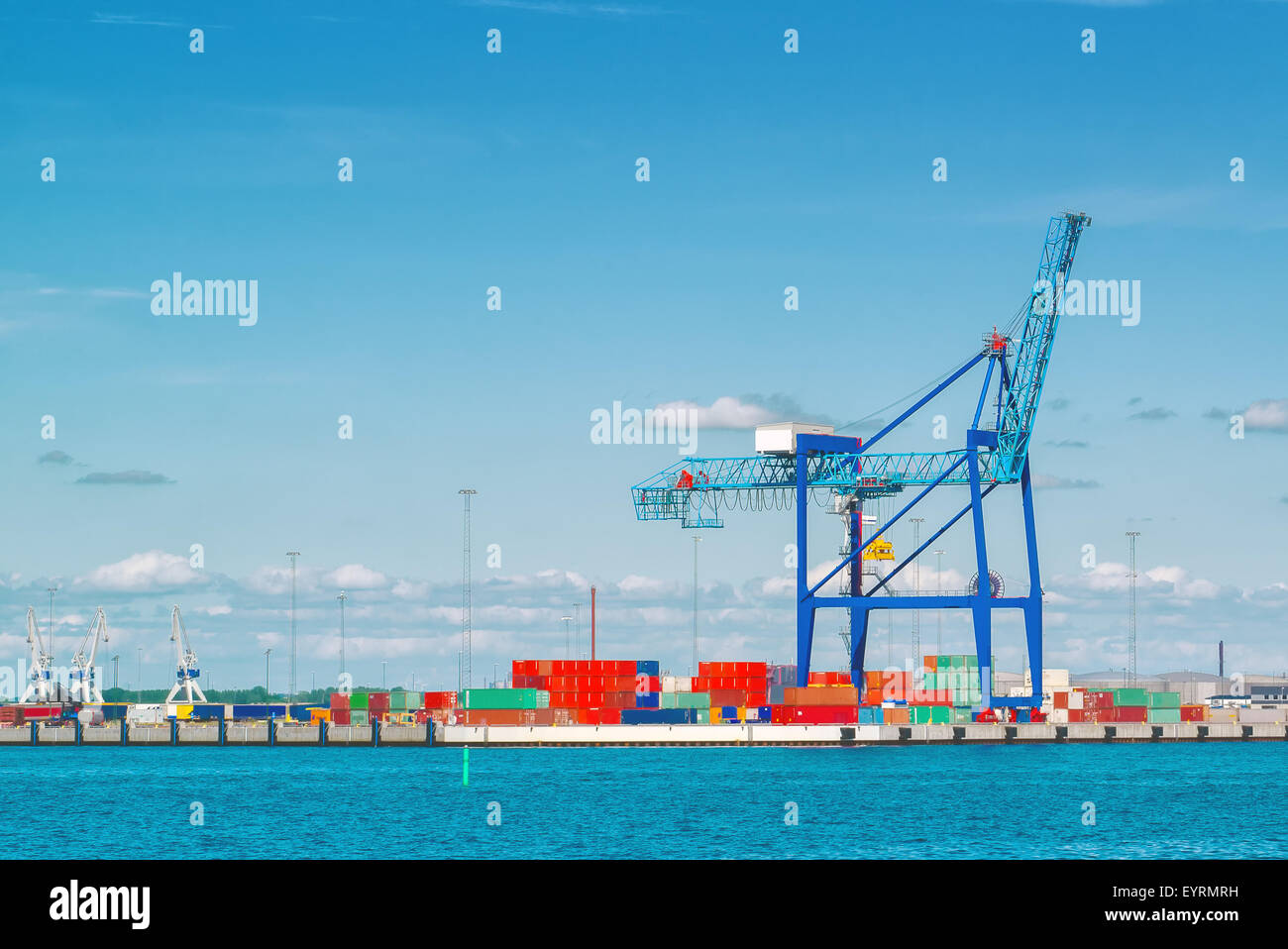 Loading of shipping containers hi-res stock photography and images - Alamy