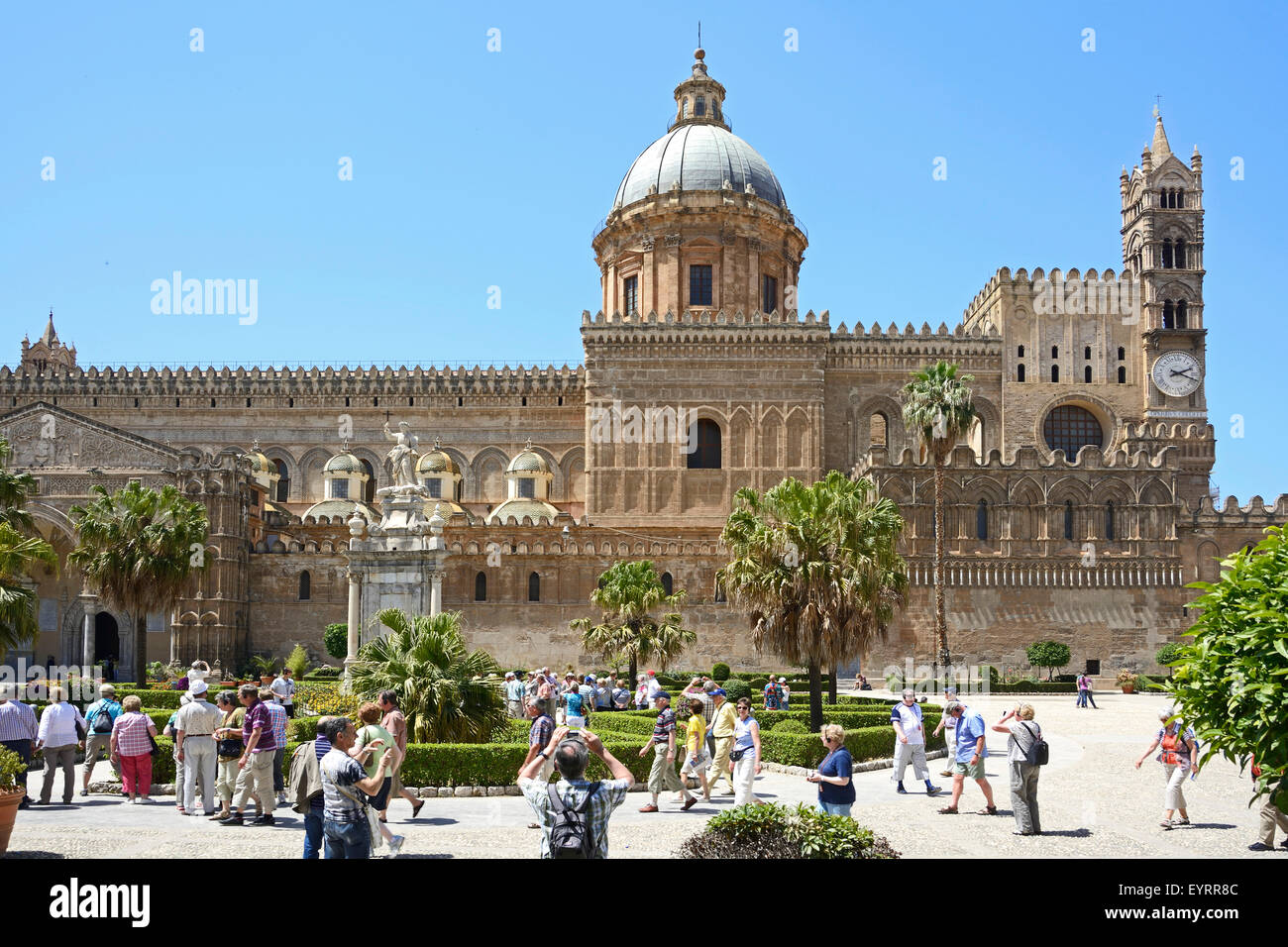 Sicily, cathedral square with cathedral in Palermo Stock Photo - Alamy