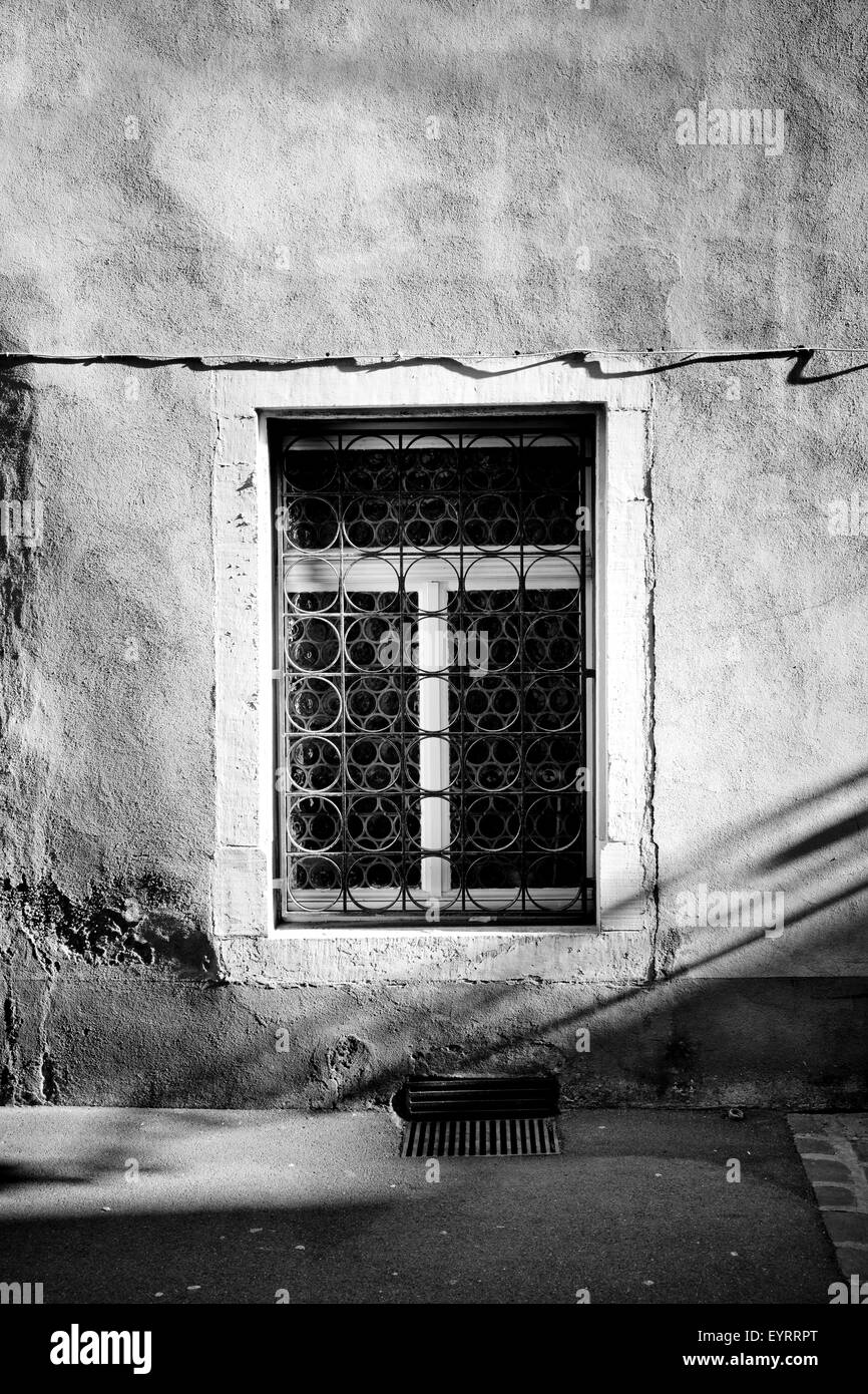 Barred ground floor window hi-res stock photography and images - Alamy