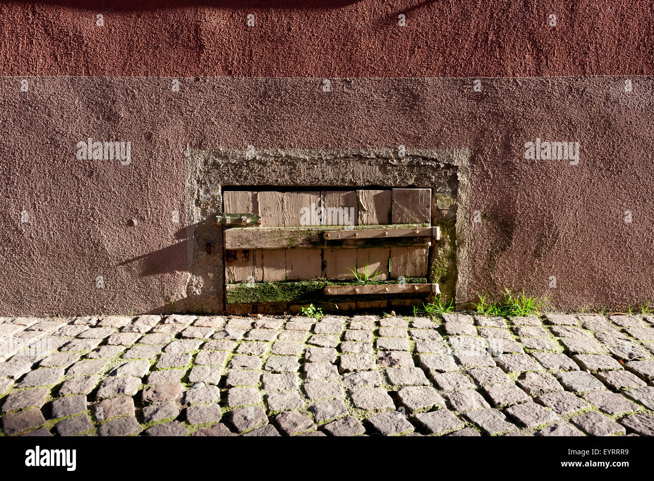 Barricaded Windows Stock Photos & Barricaded Windows Stock Images - Alamy