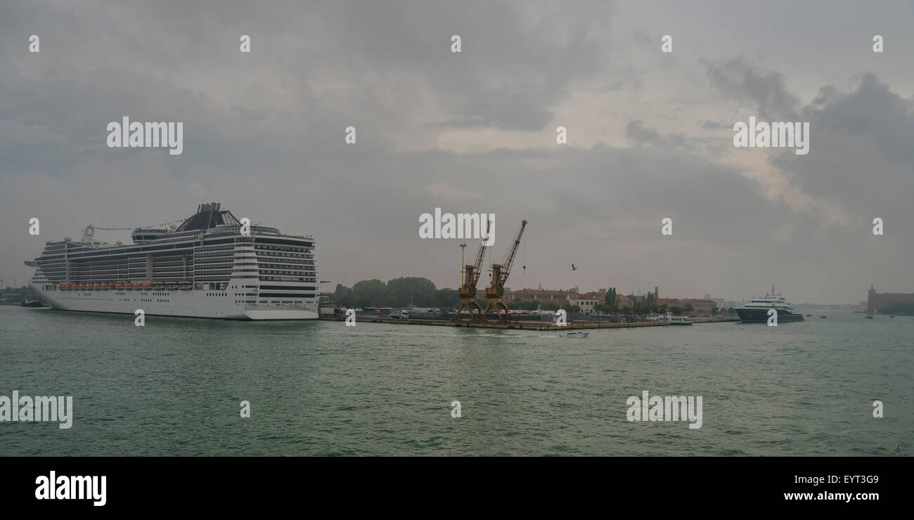 Tourism venice ship hi-res stock photography and images - Alamy