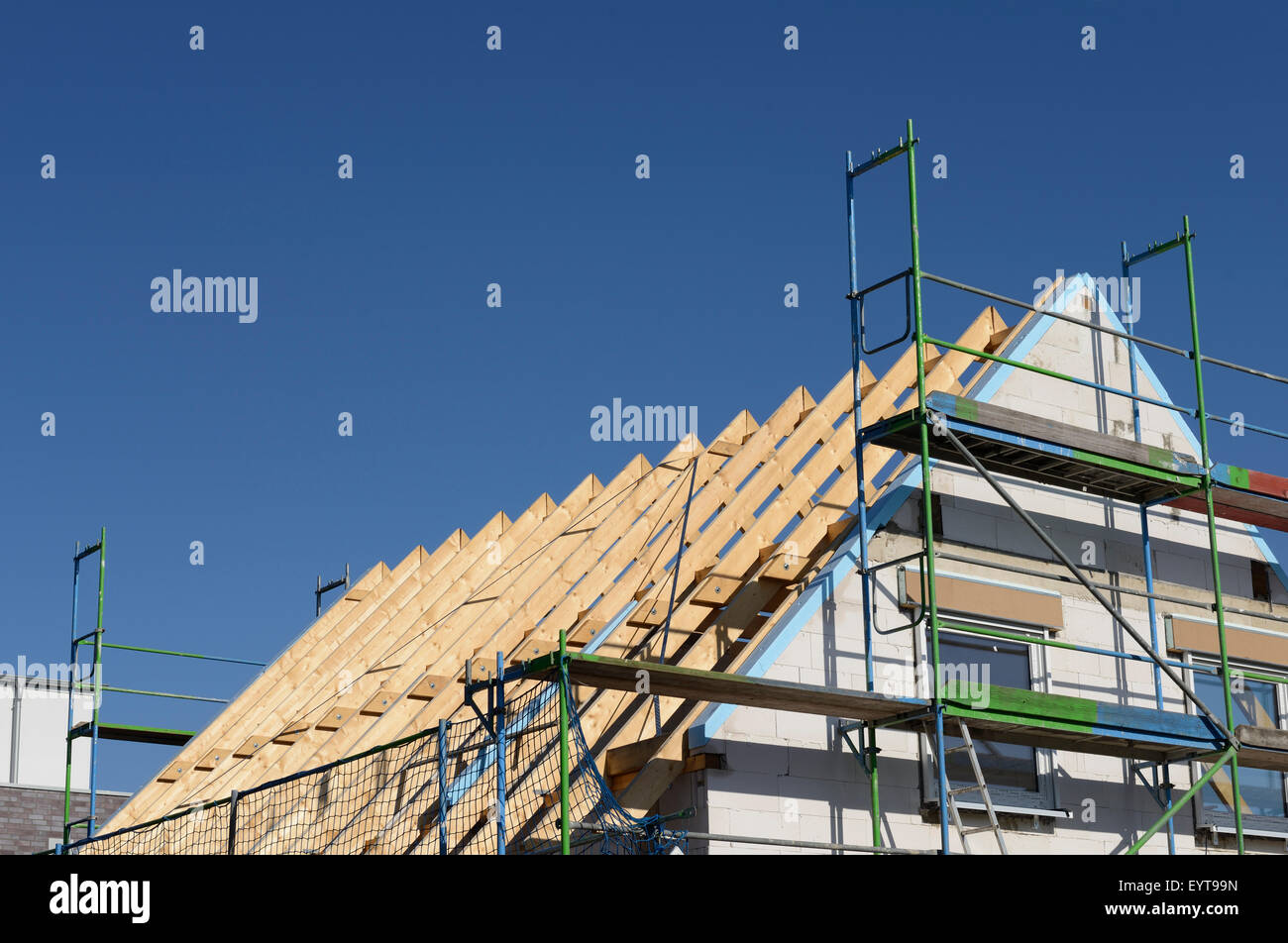 Carpenter construction roof truss hi-res stock photography and images ...