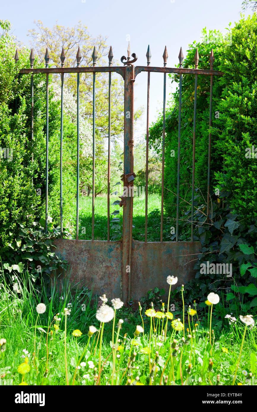 Old garden gate hi-res stock photography and images - Alamy