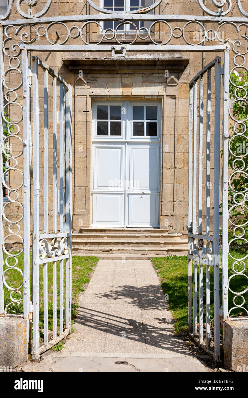 Old mansion front hi-res stock photography and images - Alamy