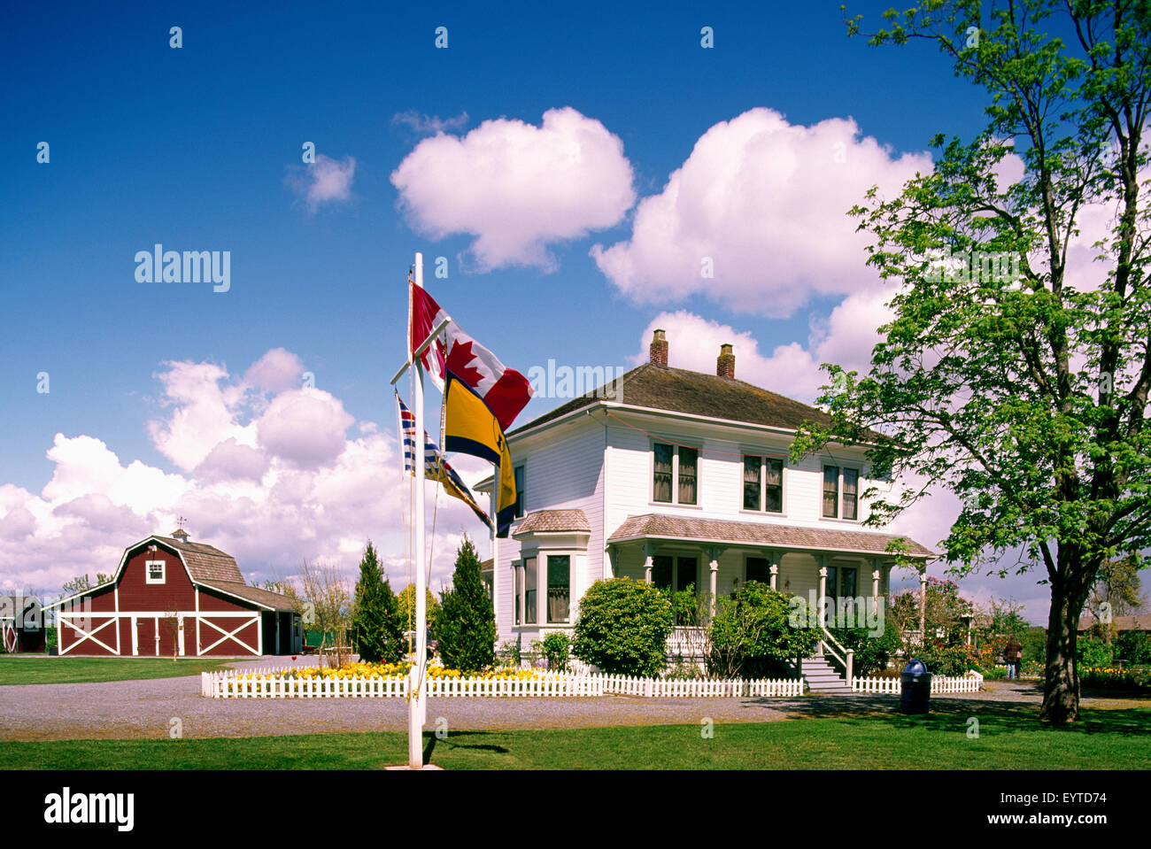 Canadian pioneer farm houses and barns hi-res stock photography and ...